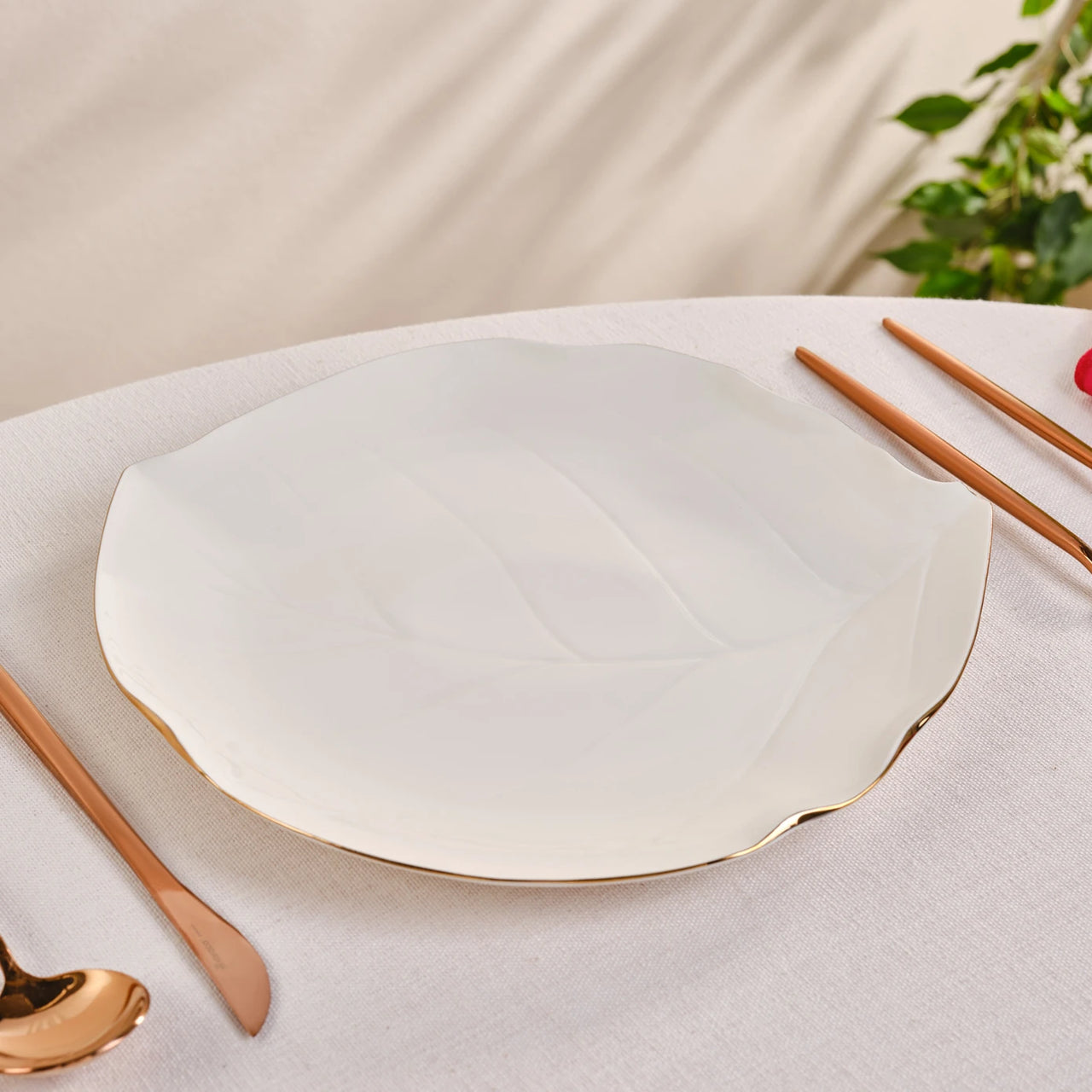 Karaca x Müge Anlı Golden Serving Plate, 27 cm – Karaca Netherlands